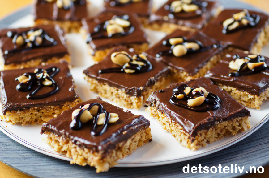 Snickerskake i langpanne med mørk sjokoladeglasur | Det søte liv