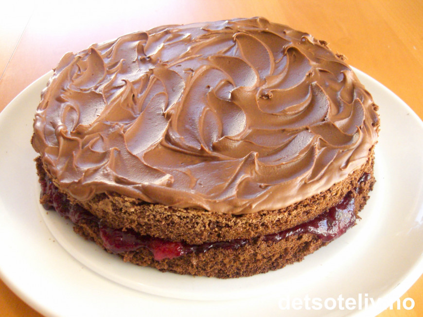 Sjokoladekake med plommefyll | Det søte liv