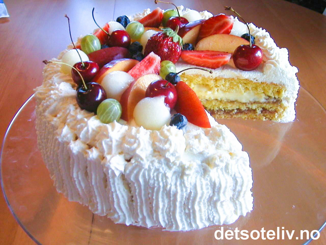 Bløtkake med vaniljekrem og makronfyll | Det søte liv