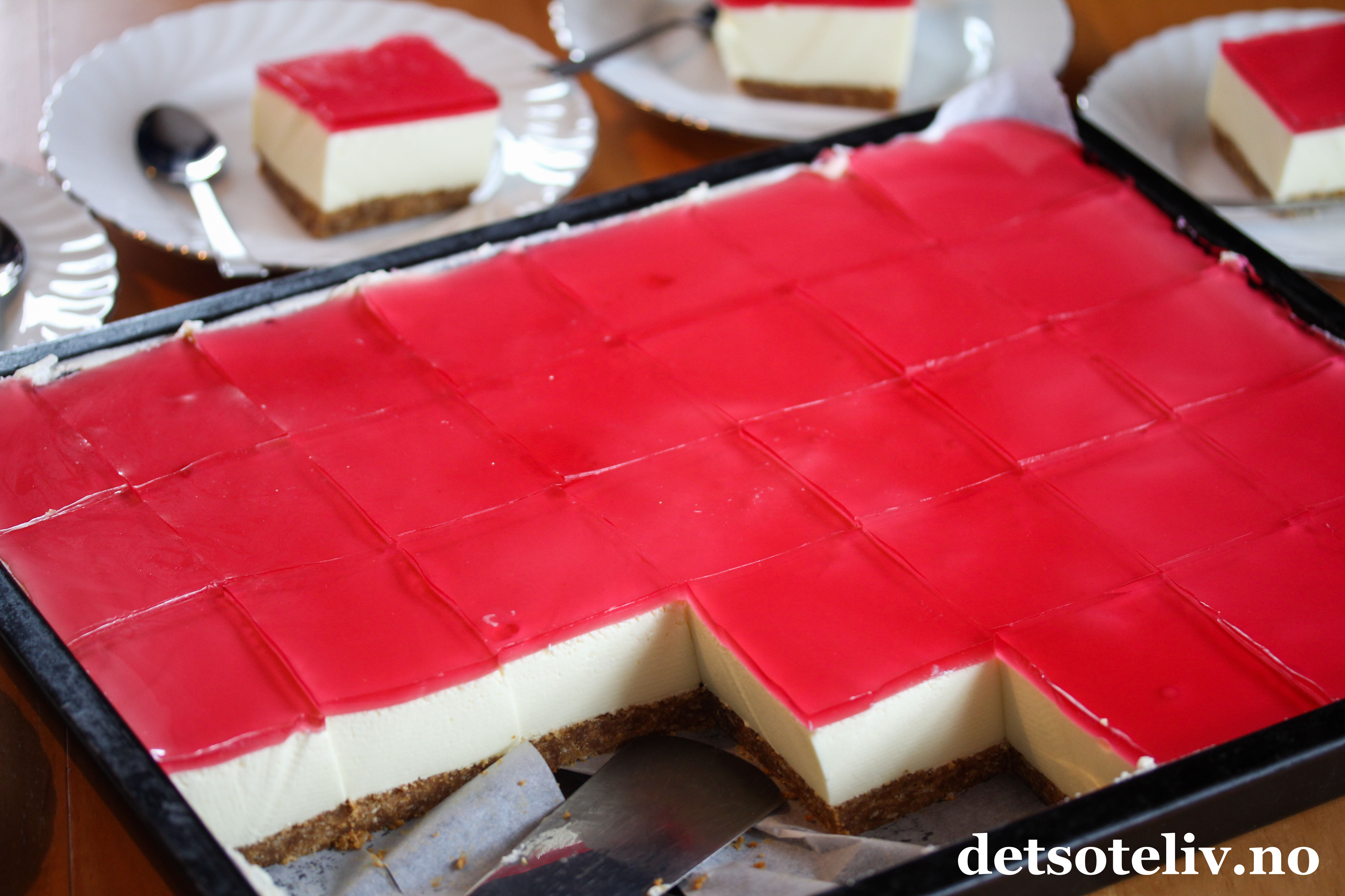 Ostekake med gelélokk i langpanne | Det søte liv